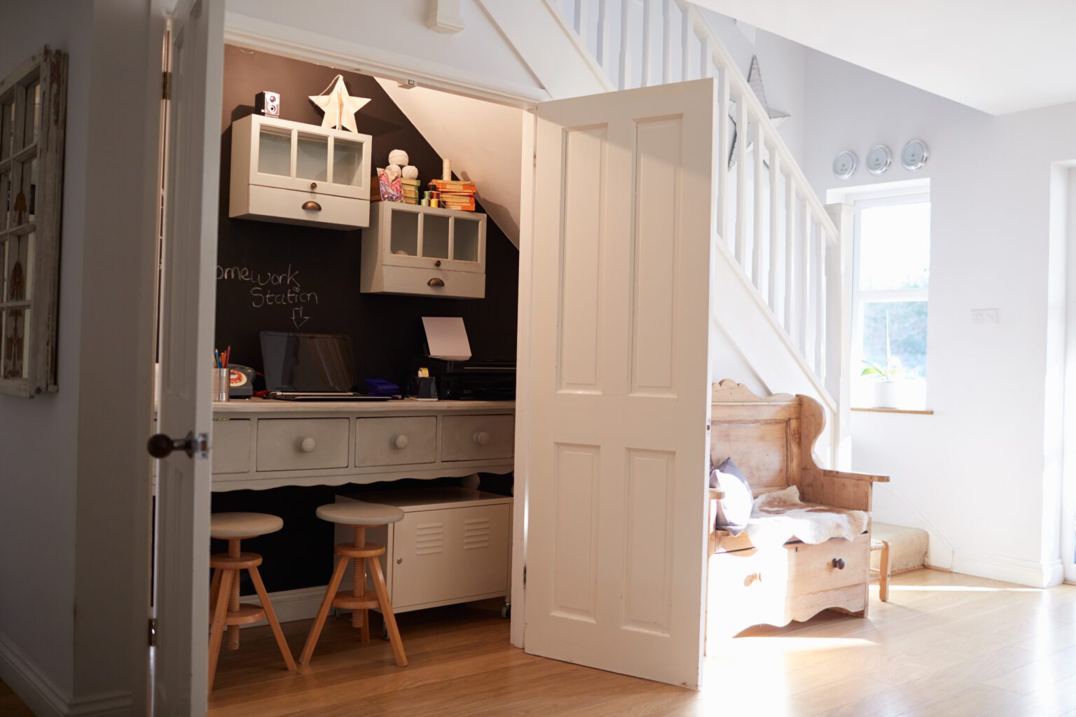 8 genius loft apartment organization ideas that'll help fight clutter ...